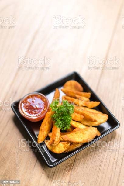 감자 튀김 칩스 손가락 칩 튀긴된 감자를 잘라는 일반적인 패스트 푸드 토마토 소스 케첩 식초 마요네즈와 함께 제공 감자 요리에 대한 스톡 사진 및 기타 이미지 Istock