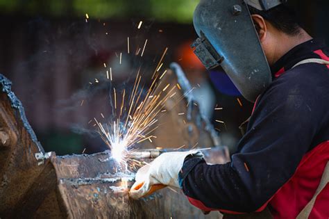 가스로 강철을 절단하는 것 가스 용접 및 순 산소 절단은 각각 연료 가스와 산소를 사용하여 금속을 용접하고 절단하는 공정입니다 레이저에 대한 스톡 사진 및 기타 이미지