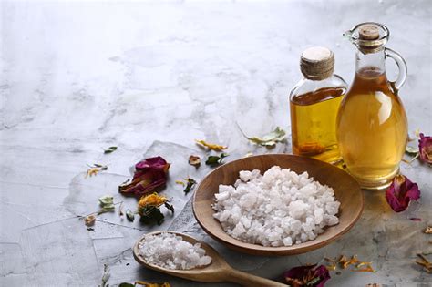 스파 개념 자연 바다 소금 아로마 오일 흰색 바탕에 꽃 스파 치료의 구성 갈색에 대한 스톡 사진 및 기타 이미지 갈색 건강