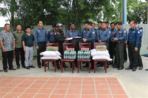 ឧត្តមសេនីយ៍ត្រី សំ តុលា ដឹកនាំកម្លាំងកងរាជ អាវុធហត្ថក្រោមឪវាទចុះសួរសុខទុក្ខនិងចែកអំណោយដល់ នាយ