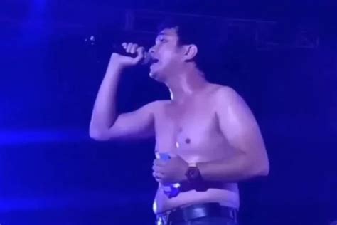 Sambil Telanjang Dada Aldi Taher Ajak Penonton Baca Al Fatihah Saat Nyanyi Di Atas Panggung