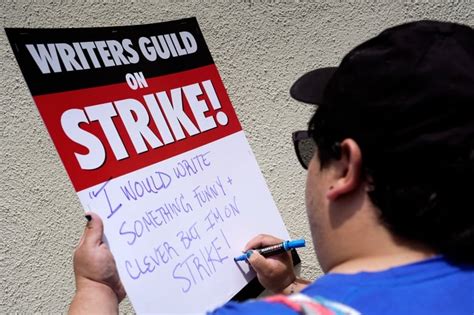 Late Night Talk Shows Go Dark As Hollywood Writers Strike Begins Cbc News