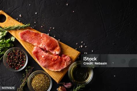 도마에 생 고기 어두운 배경 돼지 고기 요리 준비 다양한 향신료 조미료가 근처에 있습니다 0명에 대한 스톡 사진 및 기타 이미지 Istock