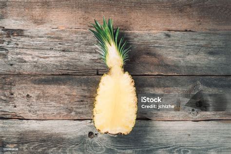 나무 배경에 파인애플로 만든 창조적 인 레이아웃 맨 위 보기 공간을 복사합니다 플랫 레이 이국적인 음식 열대 과일 개념 개념에 대한 스톡 사진 및 기타 이미지 Istock