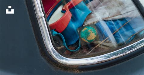 빨간 양동이가있는 파란 차의 반사 사진 Unsplash의 무료 자동차 이미지