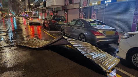 台风苏拉‧荃湾｜天台铁皮屋锌铁檐蓬遭吹走 压毁平治玻璃破裂 星岛日报