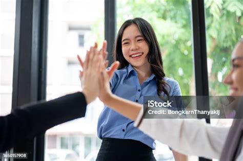 쾌활한 아시아 사업가가 손을 들거나 팀에 하이파이브를 하고 있다 동료에 대한 스톡 사진 및 기타 이미지 동료 축하 공동체 Istock