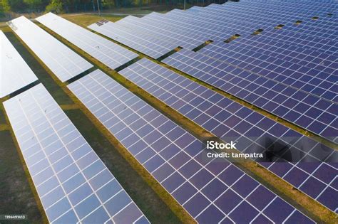 농장의 지붕에 태양 전지 패널 또는 태양 전지의 공중 보기 녹색 필드 태국의 재생 에너지 원이있는 발전소 산업에서 전력을 위한 에코 기술 0명에 대한 스톡 사진 및 기타