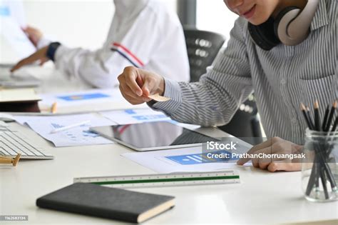 Konsep Ux Ui Desainer Tim Yang Bekerja Dengan Perangkat Digital Dan