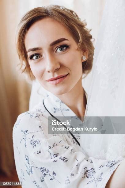 아름 다운 행복 한 신부 미소 그녀의 럭셔리 웨딩 드레스에 실크 가운에서 서 행복 한 순간입니다 결혼 개념입니다 아침에 준비 하는 신부 개념에 대한 스톡 사진 및 기타