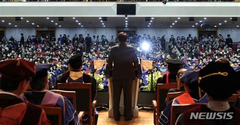 연세대 학위수여식 축사하는 윤 대통령