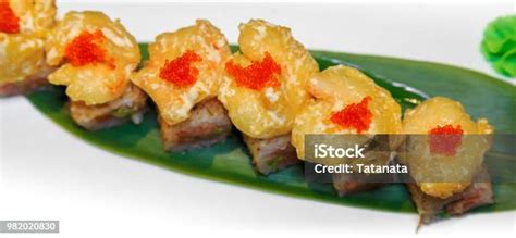 일본 레스토랑 롤은 새우 튀김 연어 소스 바나나 잎 생강 와 사비 아보카도 과일 차의 찻주전자 0명에 대한 스톡 사진 및 기타