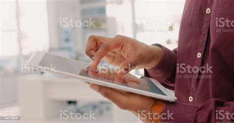 비즈니스 클로즈업 및 태블릿 손 및 온라인 연구 인터넷 및 사무실에서의 데이터 분석을 가진 사람 계획 분석 및 연결을 위한 디지털 기술을 갖춘 직원 태블릿에 대한 스톡 사진
