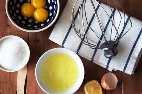 작은 그릇에 달걀의 노 른 자 분리 하 고 달걀 흰 자 위 및 노른자위의 내 쫓기 위한 준비 0명에 대한 스톡 사진 및 기타 이미지 Istock