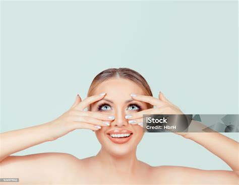 여자 미스 신부 손에 매니큐어 젤 아트 손톱 빛 녹색 백색 배경에 올려 보여주는 얼굴을 덮고 공상 손톱에 대한 스톡 사진 및 기타 이미지 Istock