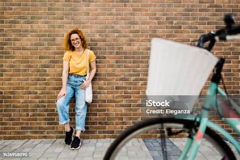 레드 헤드 여성 재사용 가능한 코튼 에코 생산 가방으로 쇼핑 제로 폐기물 라이프 스타일 개념 빨간 머리에 대한 스톡 사진 및