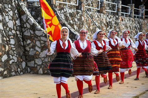 Лични и горди Македонки оро вијат знаме македонско веат Зелена Берза