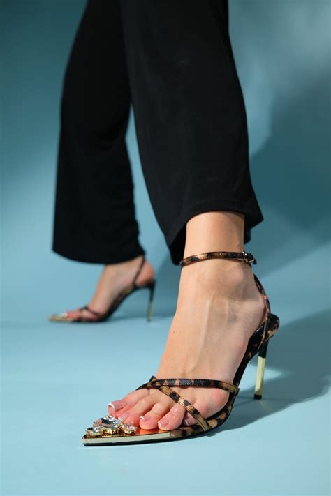 Melossa Siyah Sarı Desenli Taşlı Kadın Yüksek Topuklu Ayakkabı