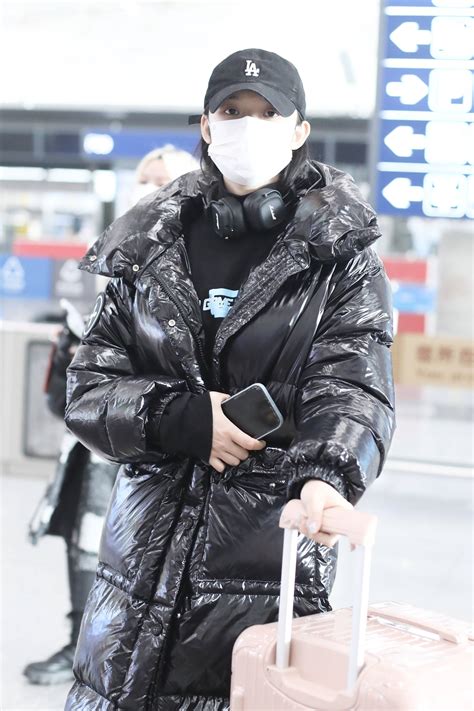 林允穿厚厚长款羽绒服 脚蹬雪地鞋纤细小腿抢镜 搜狐大视野 搜狐新闻
