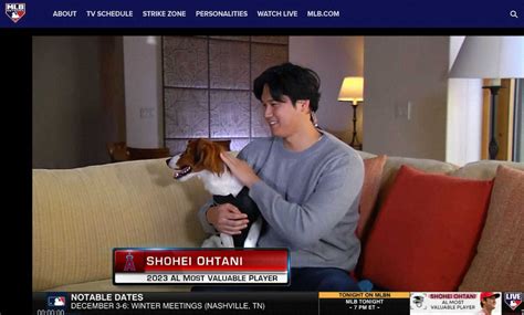 米大リーグ、ア・リーグのmvpに2年ぶりに選ばれ、専門局mlbネットワークの番組で犬を抱きながら笑顔を見せる大谷翔平＝16日 ― スポニチ