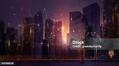 디지털 기술 인터넷 네트워크 연결 Futristic 혁신 기술 인터넷 네트워크 미래 기술로 휴대 전화와 스마트 시티를 사용하는 사업가 배경 주제에 대한 스톡 사진 및 기타