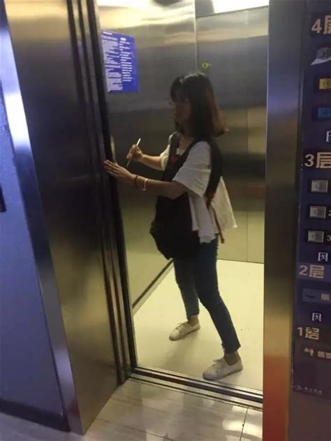 电梯感应有盲区 电梯门关闭时 千万别这样做