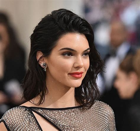 ទោះអាកាសធាតុត្រជាក់ តែ Kendall នៅតែអាចលេងស្ទាយ៍បែបនេះបាន Khmerload Cambodia Latest News