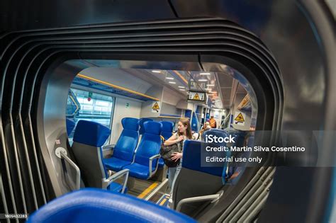 2023년 이탈리아 피우미치노 공항에서 로마 테르미니로 가는 레오나르도 익스프레스 열차 내부 승객의 파노라마 0명에 대한 스톡