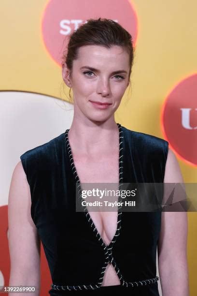 2290 Betty Gilpin Photos And High Res Pictures Getty Images
