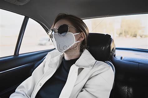차에 앉아 마스크를 입고있는 젊은 여자