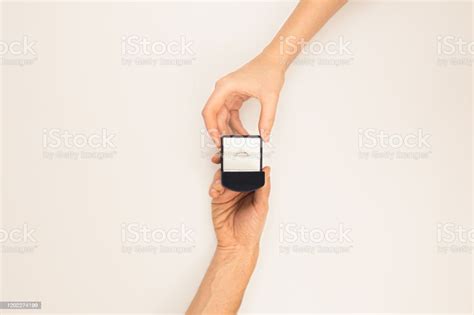 흰색 배경 상단보기에 다른 한편으로는 결혼 반지와 상자를주는 손 보석 상자에 대한 스톡 사진 및 기타 이미지 보석 상자 손
