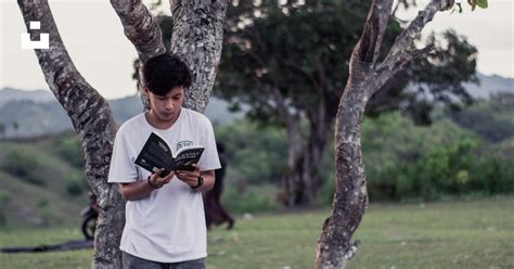 흰색 티셔츠와 파란색 데님 청바지를 입은 남자가 검은색과 주황색 배낭을 들고 옆에 서 있다 사진 Unsplash의 무료 마젠 이미지