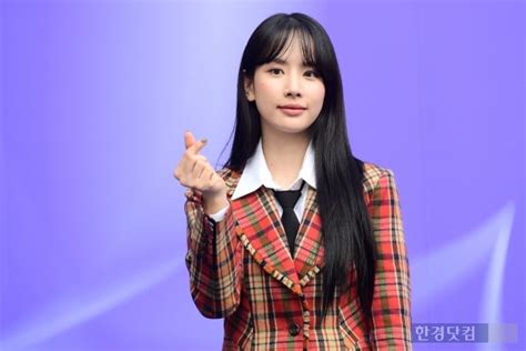 우주소녀 설아 깜찍 미소로 하트~ 2023 S S 서울패션위크 한국경제