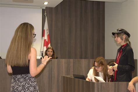 Eeu ში სკოლის მოსწავლეებისთვის ადვოკატ ნიკა სადრაძის საჯარო ლექცია და