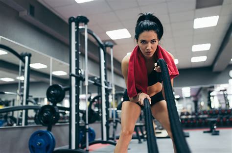 목에 빨간 수건 Copyspace 텍스트 전투 로프와 교차 훈련 하 고 기능 훈련 체육관에서 운동 활성 갈색 머리