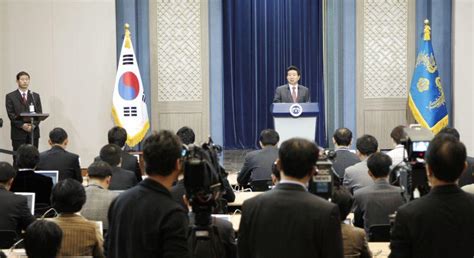 [노무현사료관] [삼성비자금 의혹 특검법안 관련 기자회견을 갖는 노무현 대통령]