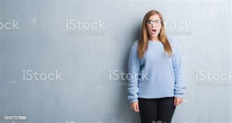 두려워 하 고 놀라운 식 공포와 흥분된 얼굴 충격 안경을 쓰고 회색 그런 지 벽에 젊은 성인 여자 가을에 대한 스톡 사진 및 기타 이미지 Istock
