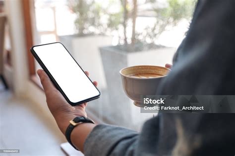 커피를 마시는 동안 빈 바탕 화면 블랙 휴대 전화를 들고 손 가득 찬에 대한 스톡 사진 및 기타 이미지 가득 찬 공란 디지털 뷰파인더 Istock