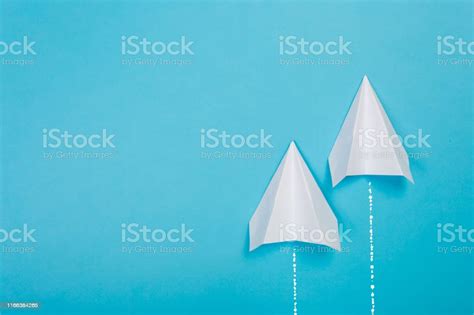 여행 비행기 개념입니다 복사 공간을 위한 공간이 있는 파란색 배경에 그룹 비행기가 있는 여행 컨셉의 모형 디자인 개념에 대한