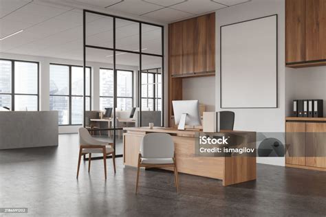 컴퓨터 책상과 의자 벽에 걸린 액자 모형 배경에 큰 창문이 있는 현대적인 사무실 인테리어 3d 렌더링 0명에 대한 스톡 사진 및 기타 이미지 Istock