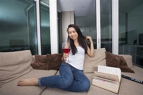 찢어진 잔해와 잔해로 가득 찬 방 집 청소 사진 배경 일러스트 및 사진 무료 다운로드 Pngtree