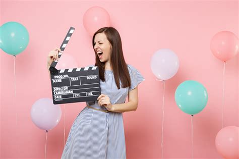 지주 고전적인 흑인 영화 화려한 공기 Baloons와 분홍색 배경에 Clapperboard 만들기 비명 블루 드레스를 입고 미친 젊은 여자의 초상화 생일 휴가 파티 사람들이