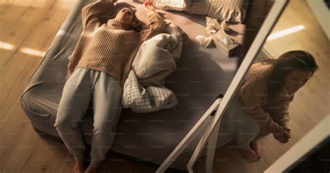 다중 인격 장애를 앓고 있는 중년의 슬픈 여성이 침대에 누워 앉아 있습니다 사진 Unsplash의 사람 이미지