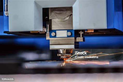 금속의 Cnc 레이저 절단 현대 산업 기술 Cnc 장치에 대한 스톡 사진 및 기타 이미지 Cnc 장치 강철 공장 산업 건물 Istock