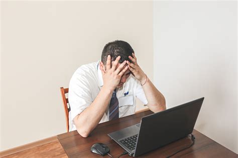 흰 셔츠를 입은 사무원 직업 소진 나쁜 작업 조건 노트북을 가진 불행한 관리자 여름 더위 회의 마감일 책상에서 스트레스가 많은 직업 25 29세에 대한 스톡 사진 및 기타