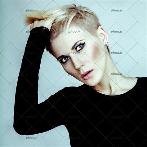 عکس خانم با مدل مو کوتاه و آرایش صورت و لباس مشکی عکس با کیفیت و تصاویر استوک حرفه ای