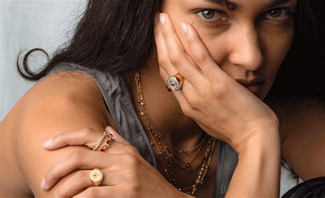 How To Wear A Signet Ring Style Tips And Etiquette Guide Jewelryonlight