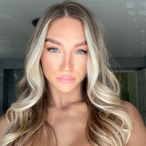 9 Hot Sexy Isabelle Bonacorsi Bikini Pics