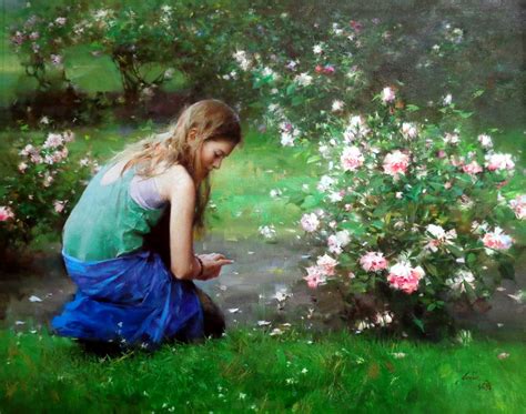 Фото Девушка сидит на корточках рядом с розовым кустом