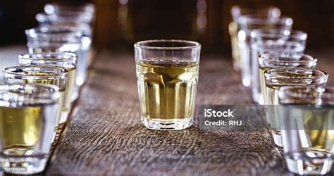 브라질 에서 핑가로 알려진 브라질 카차사 카차사 날의 작은 유리 증류수 지팡이 기반 음료 0명에 대한 스톡 사진 및 기타 이미지 Istock